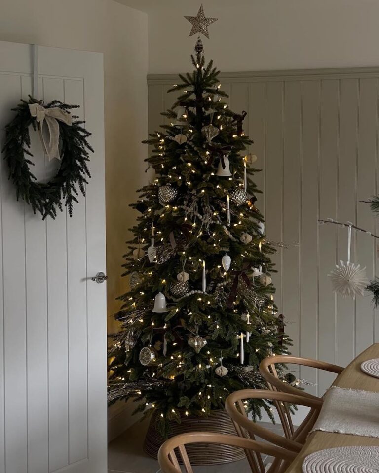 25+ Modern & Classy Christmas Tree Ideas For 2024