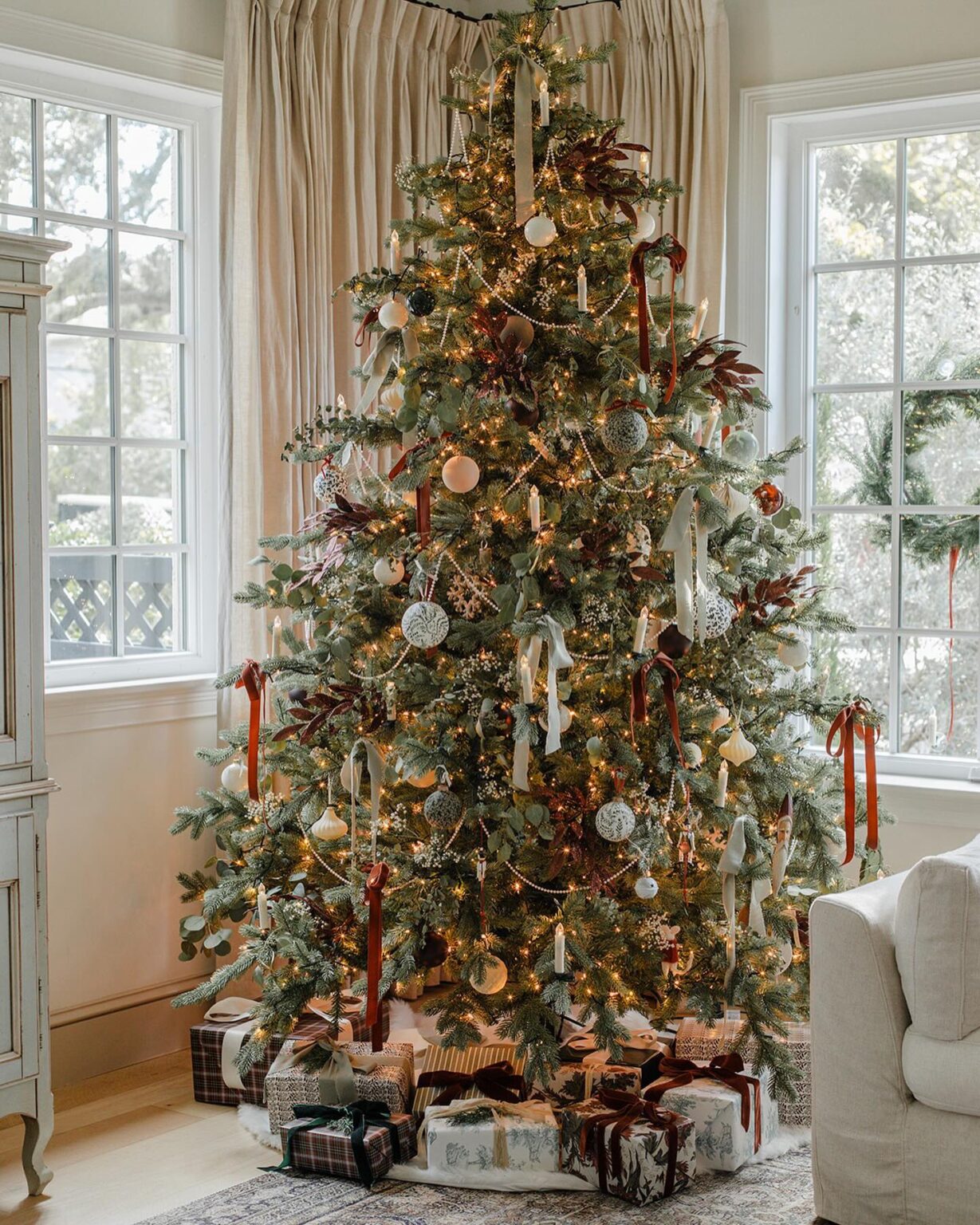 25+ Modern & Classy Christmas Tree Ideas For 2024