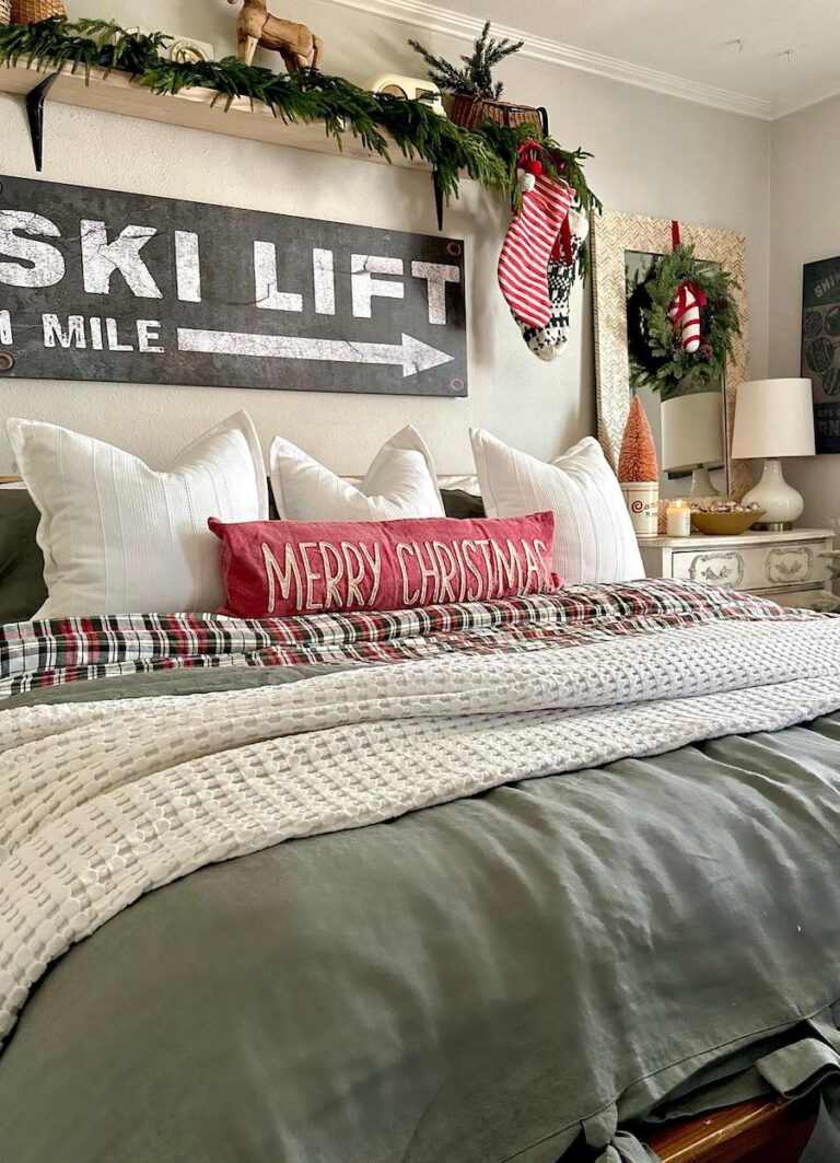 16+ Ideas For Cozy Christmas Bedroom Decor - classy & minimal