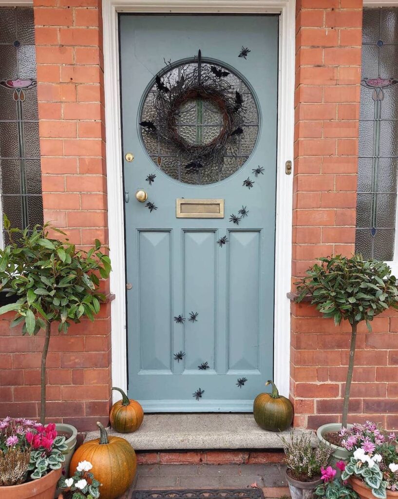 18+ Spooky (& Aesthetic) Halloween Door Decorations for 2025